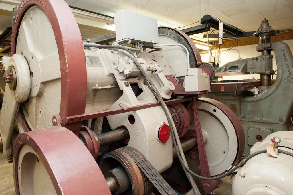 Lot #7: Thompson Press - Crank Action Cutting and Creasing Model 8-6 ...